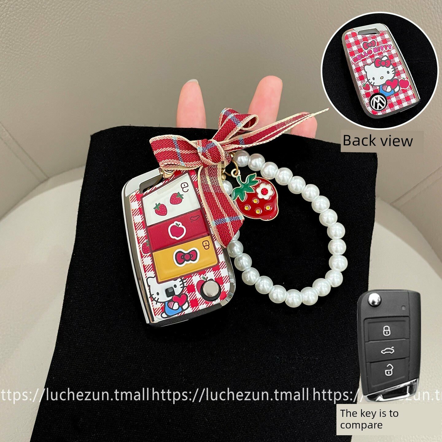 Ключ-браслет Hello Kitty с клубничной лентой и сердечным шармом