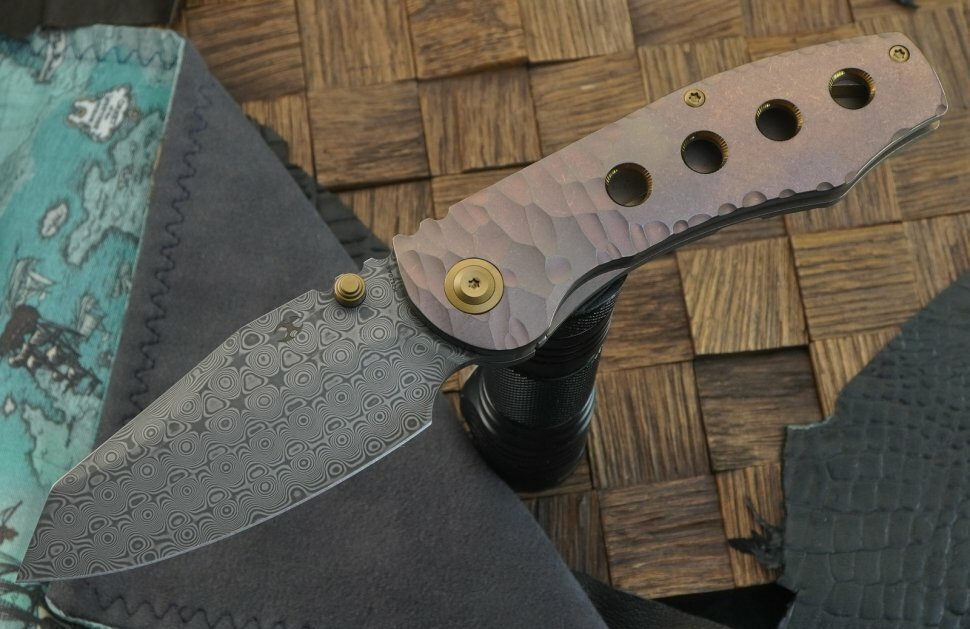 Складной нож Kansept Knives Caveman, клинок дамаск, рукоять титан розовое анодирование