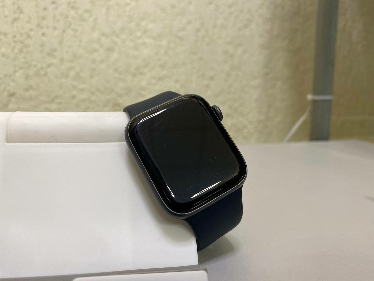 Смарт-часы Apple Watch SE 2022 44mm Black Aluminum Case with White Sport Band, размер M/L, черный. б/у, уценка