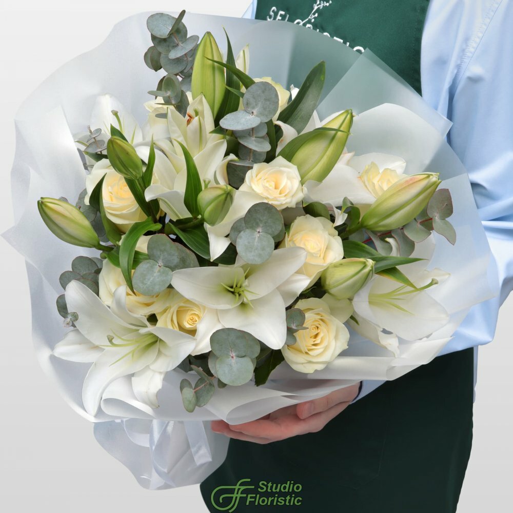 Букет STUDIO FLORISTIC "Ангел чувств", розы, лилии, эвкалипт, белый/бежевый, высота 50 см