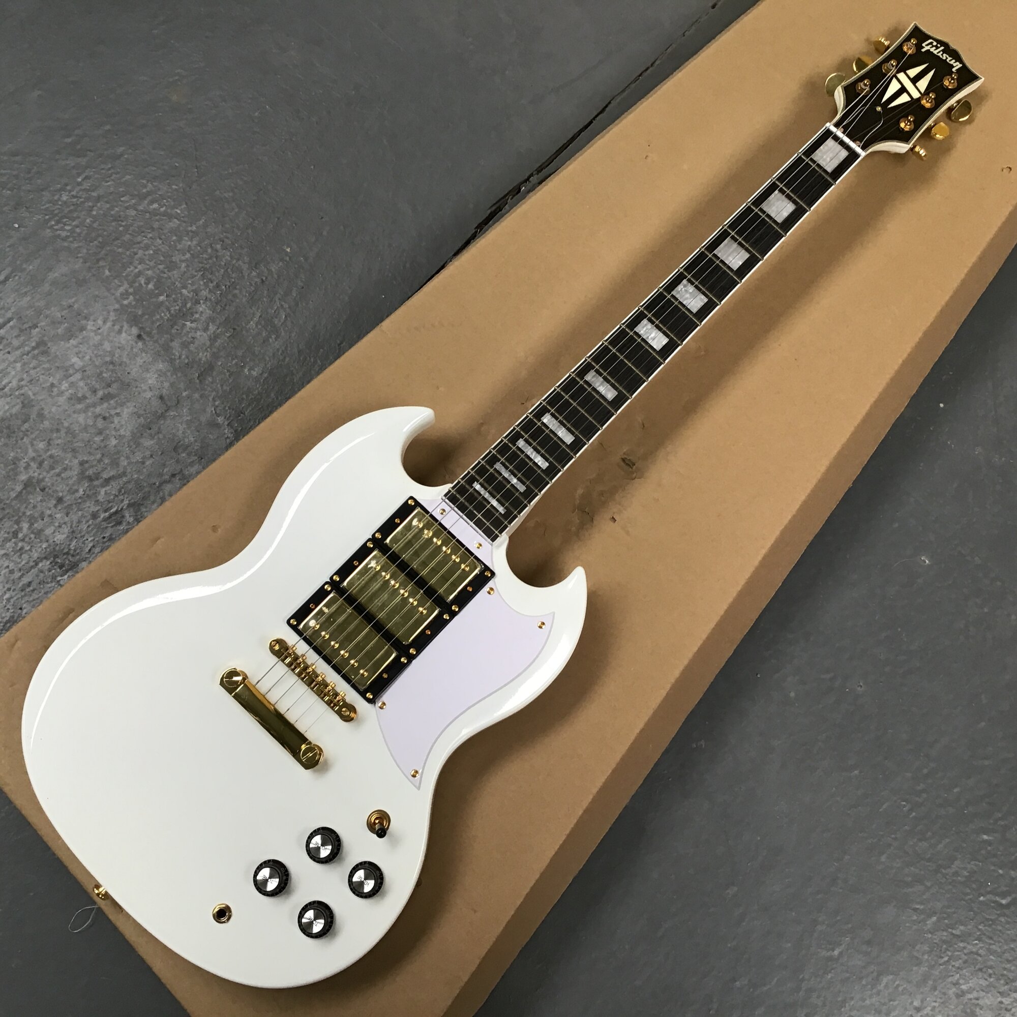 Гитара Gibson SG Custom, корпус черное дерево, хамбакеры, фиксированный бридж