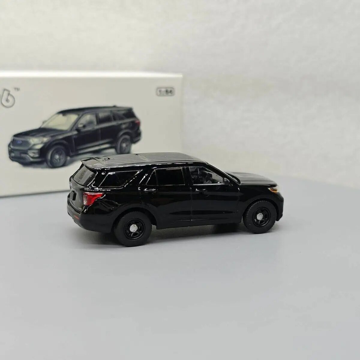 Модель автомобиля MASSDI Explorer 2020 черного цвета 1:64 — фото 1