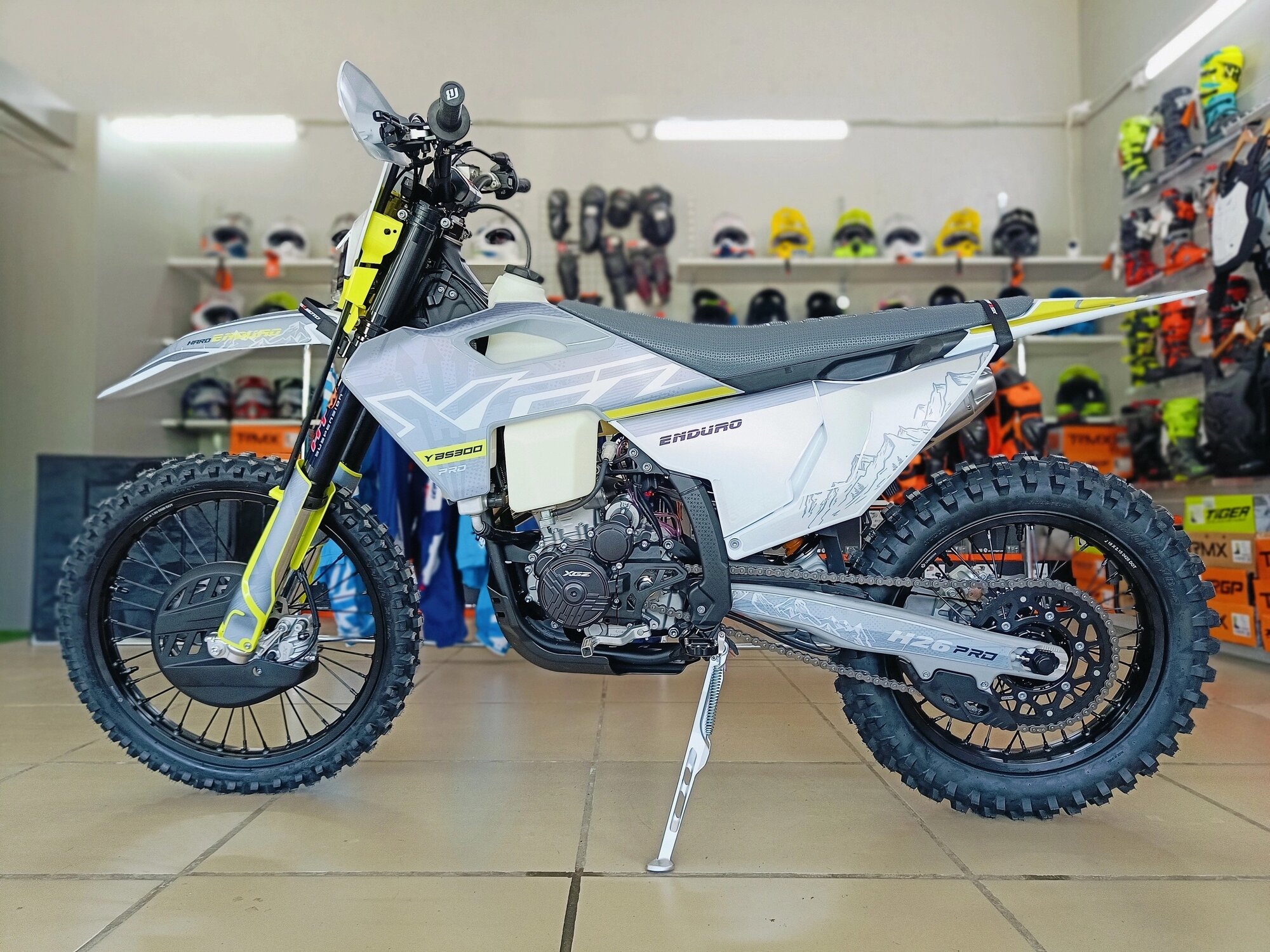 Мотоцикл XGZ H26PRO-YBS300PRO хускварна дизайн , HTW навесное , Loncin (YBS300 PRO) 295 см. куб. 32 л. с. 4х-тактный 4х-клапанный