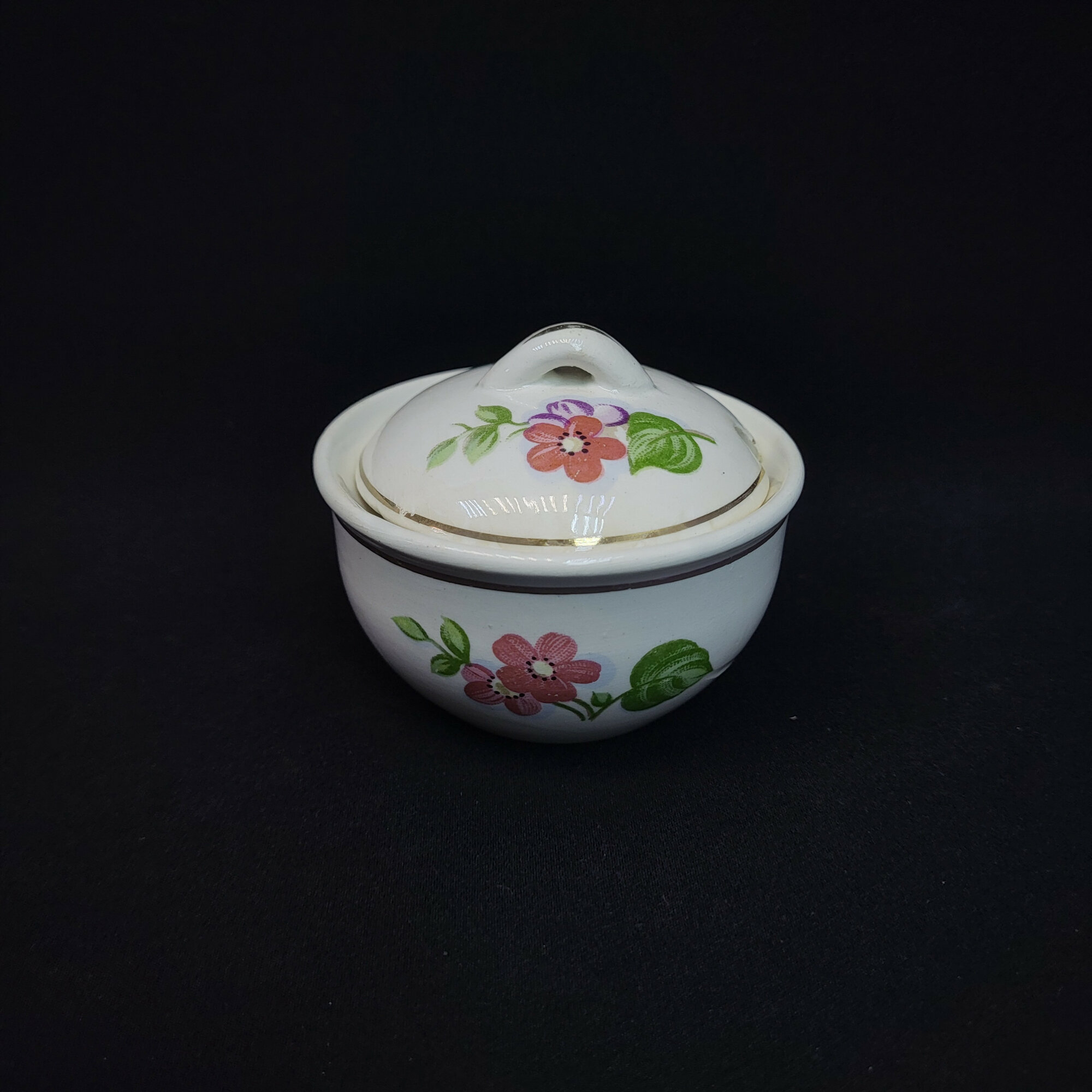 Сахарница винтажная, СССР. Фарфор с крышкой, белая с цветочным рисунком и золотистой каймой
