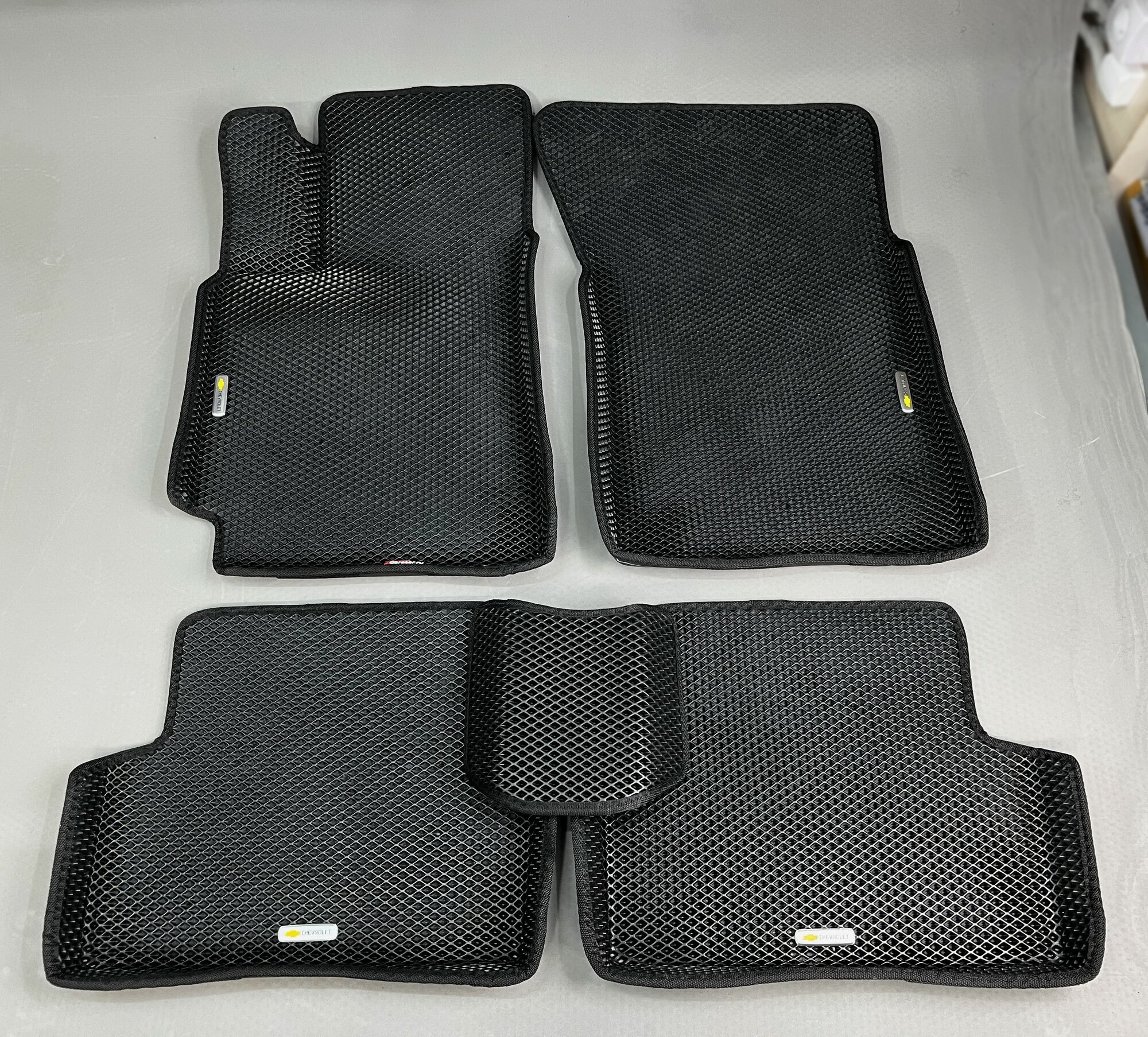 CARSTAR Автомобильные коврики EVA в салон Chevrolet Lanos (2002-2009), с бортами, с 4 шильдиками. Черный цвет.