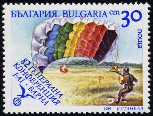 (1989-111) Марка Болгария "Парашютист" Международная федерация воздушного спорта III