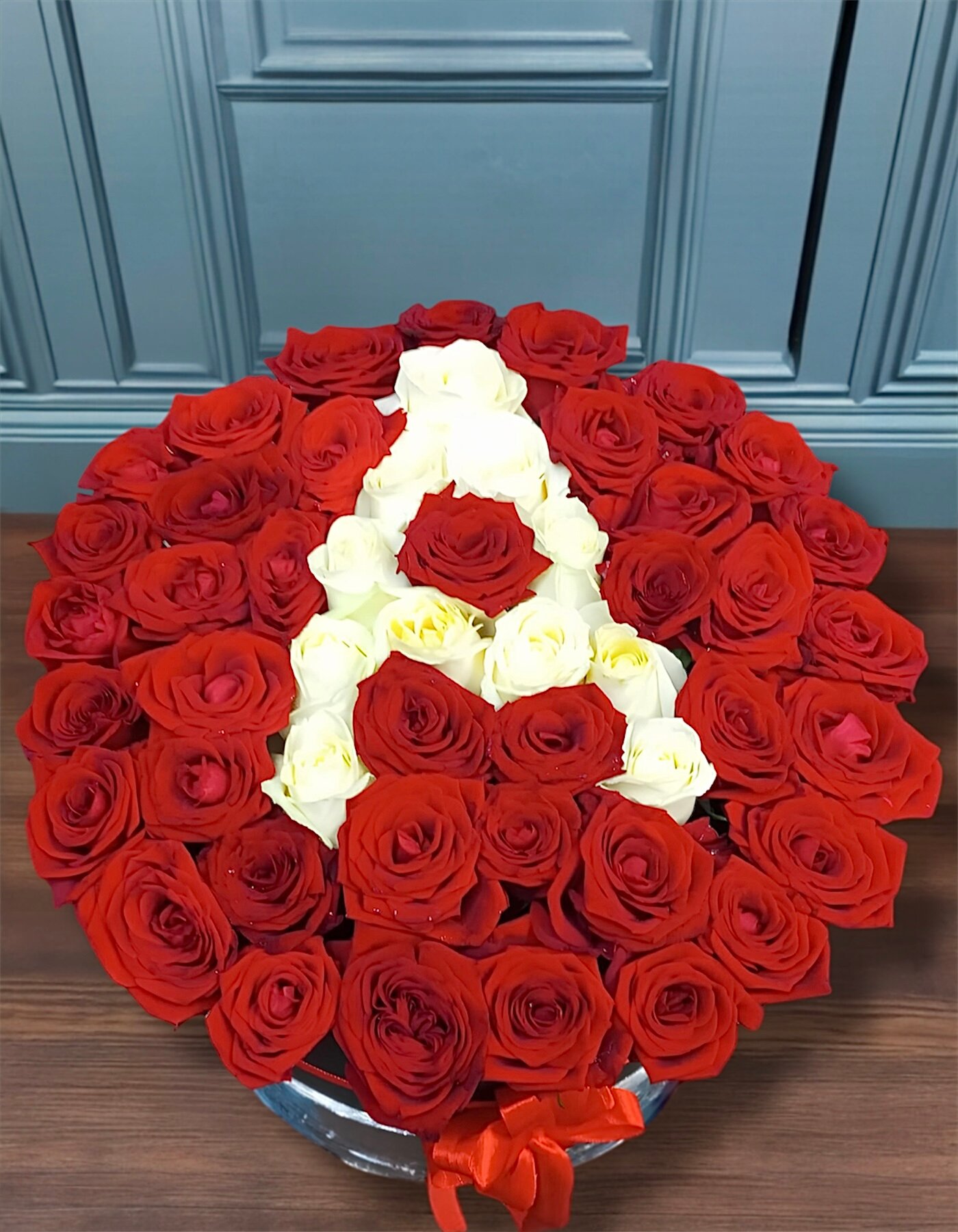Композиция в коробке из 51 красной российской розы 50см с буквой, "Red Naomi" Ред Наоми, буква из роз, на 8 марта