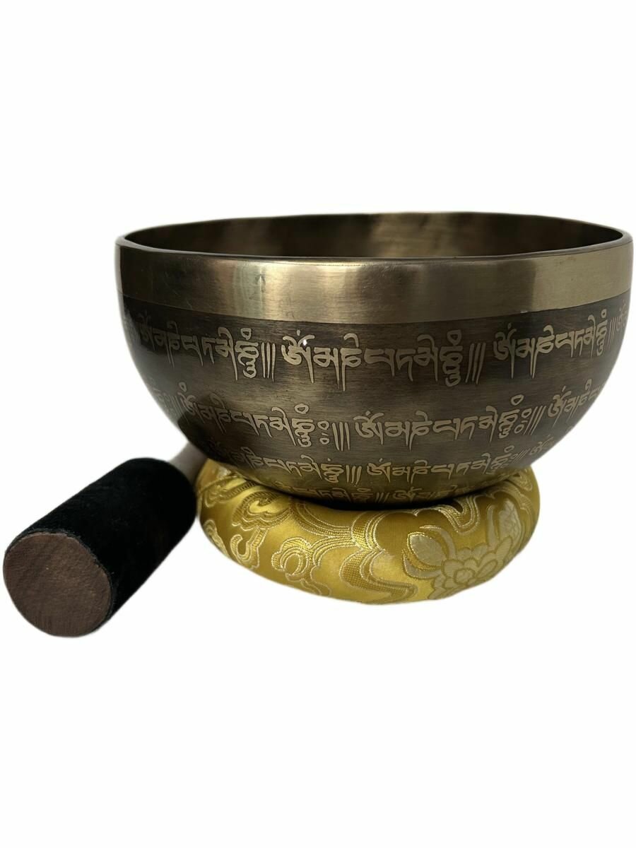 Тибетская поющая чаша тёмная с буддийскими символами (кованая): диаметр 19.4 см, нота Фа, 174 Гц, частота вибрации: 309 Гц, в комплекте со стиком и подушечкой