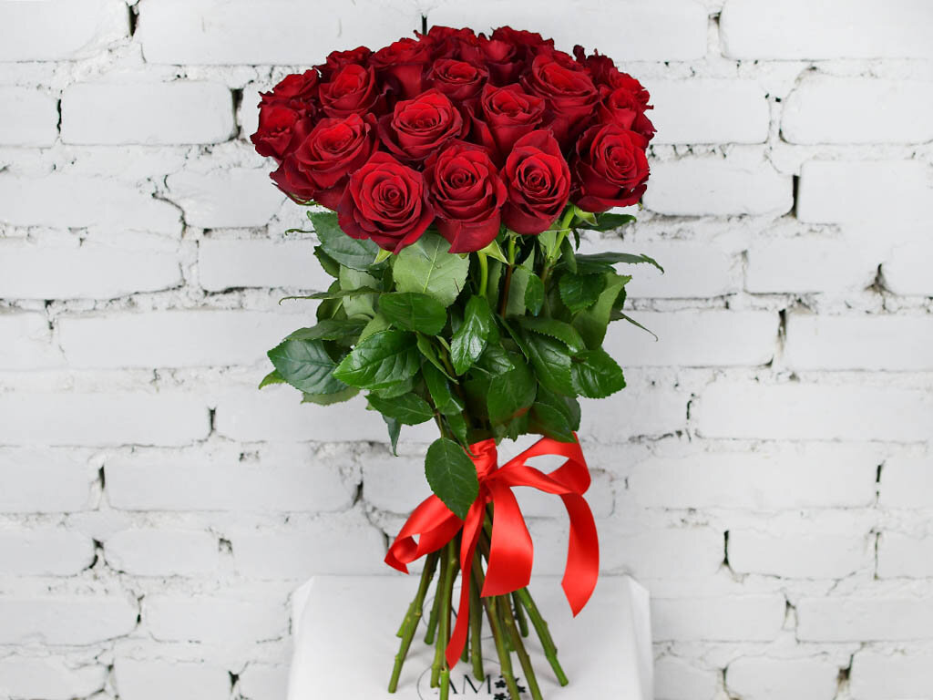 Букет 21 красная роза Эксплорер 60 см Эквадор