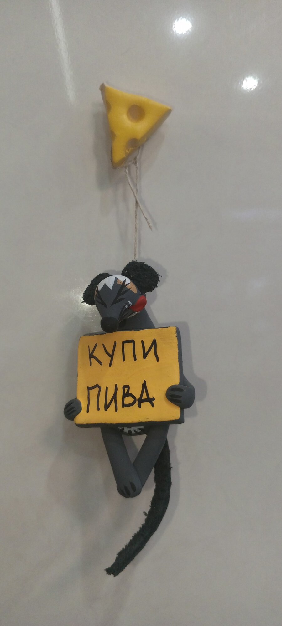 Магнит на холодильник " Мышь повесилась". Керамика. Ручная работа.