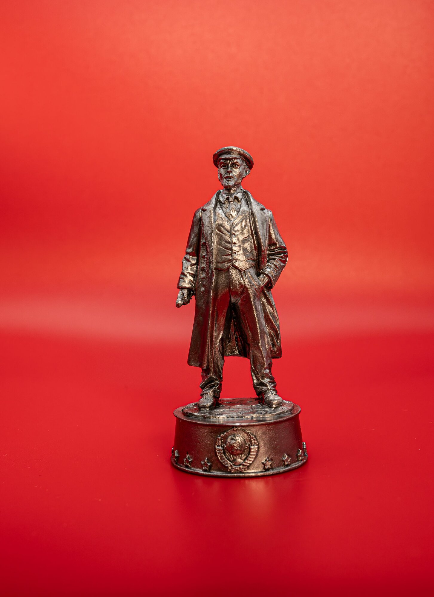 "Ленин И. В." из олова. Подарок для друзей и близких из Петербурга