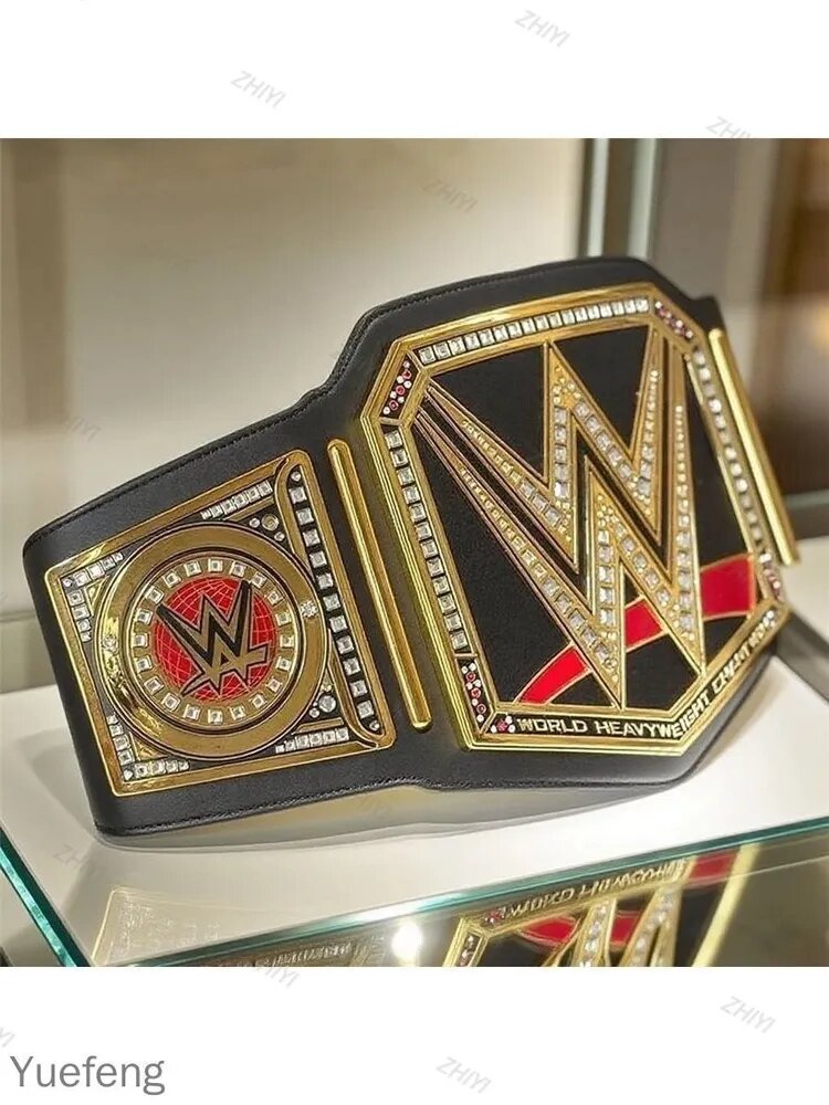 Эксклюзивная реплика легендарного пояса WWE World Championship в супертяжелом весе для боксерского поединка воссоздана с высочайшей точностью 1 к 1, ее общая высота составляет 125 сантиметров