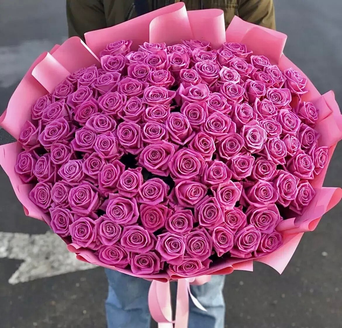 Большой Монобукет лиловый розовых роз, в упаковке с лентой , 99 шт , 60 см