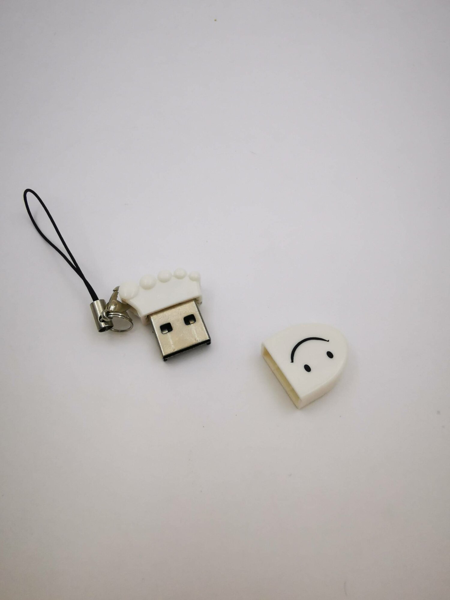 Картридер для микро SD. Позволяет считывать и записывать флеш карты MicroSD через разъём USB.