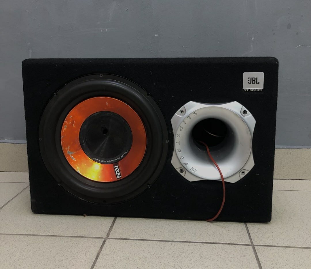 Автосабвуфер JBL