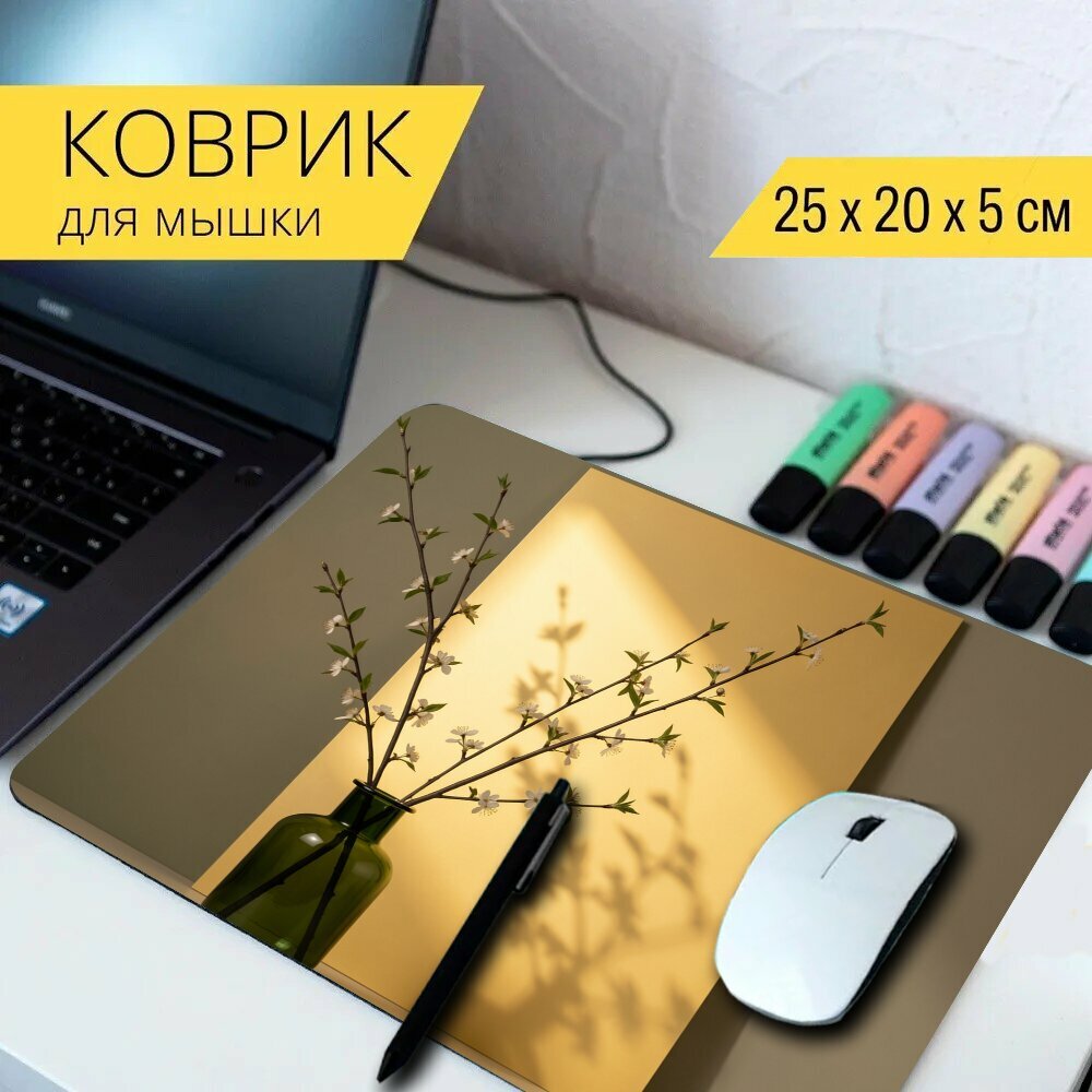 Коврик для мыши с принтом "Цветущие ветви в зеленой вазе. Минималистичная ботаническая композиция с нежными весенними побегами, белыми соцветиями и прозрачной стеклянной." 25x20см.