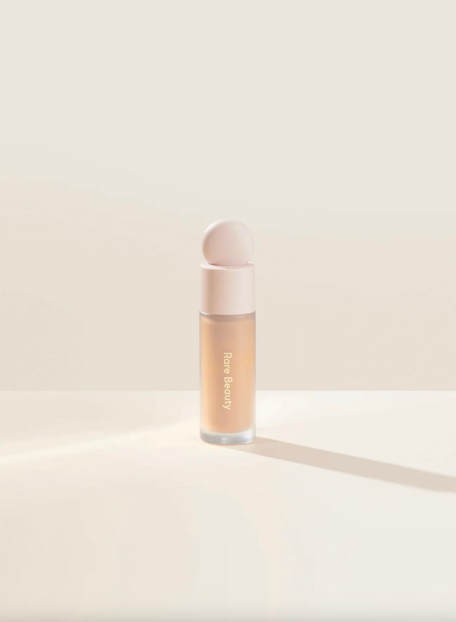 Rare Beauty Осветляющий консилер Liquid Touch Brightening Concealer (130N) 7,5 мл