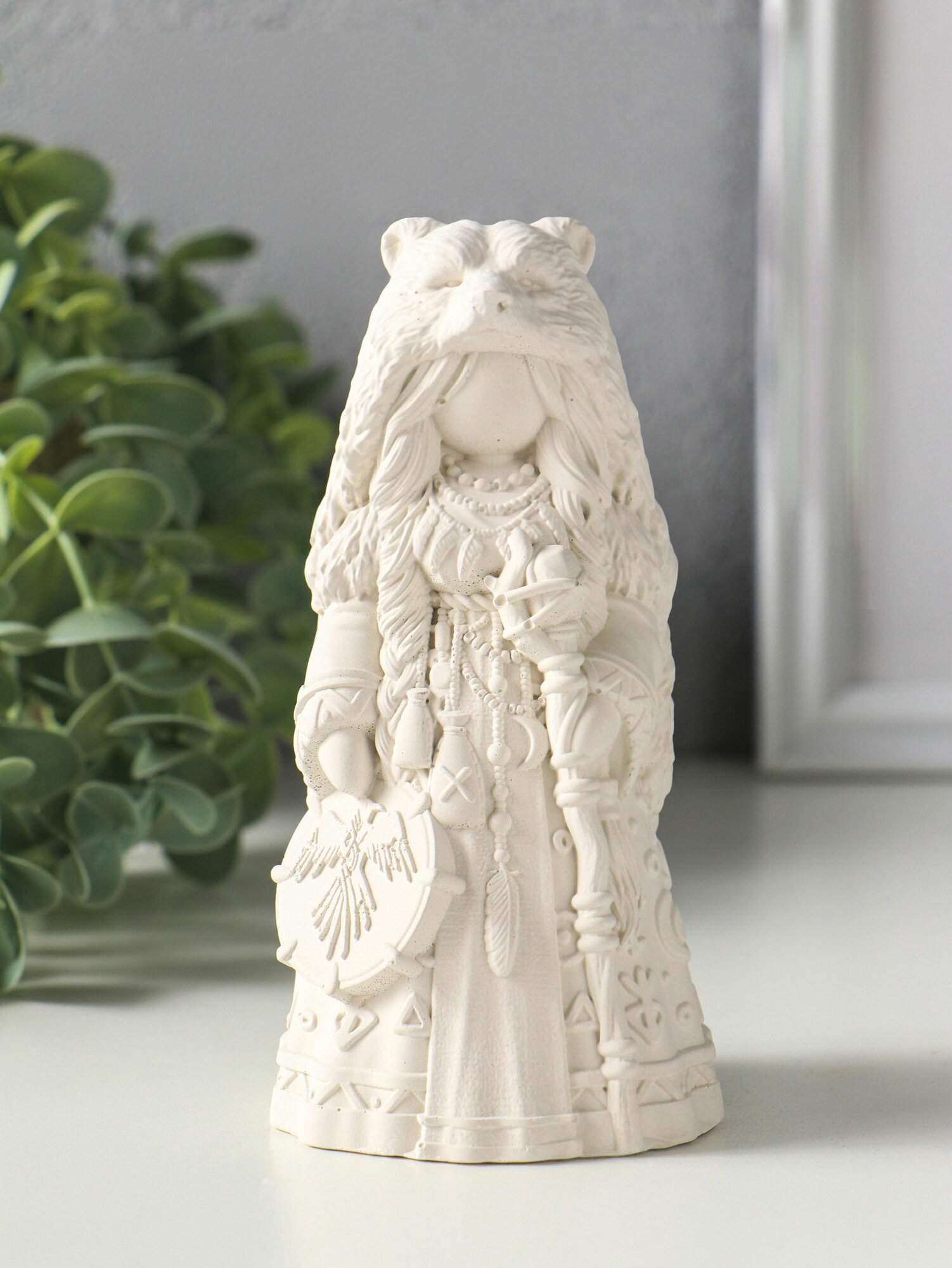 Фигурка декоративная "Берегиня Шаманка медведица", гипс, 13.5x6 см