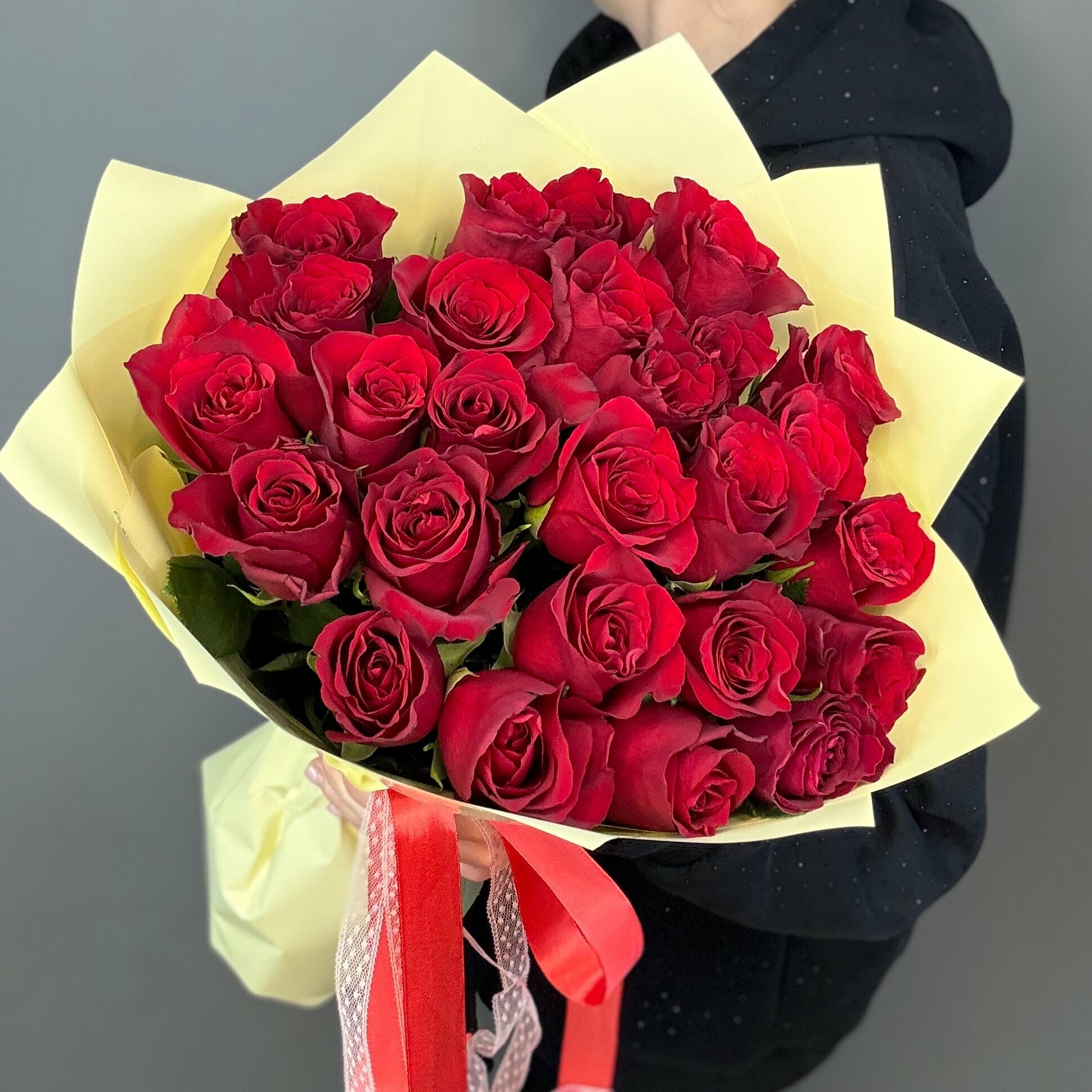 Подарочный букет "25 красных роз", 25 роз, круглый, высота 50см, XL, на стеблях — фото 1