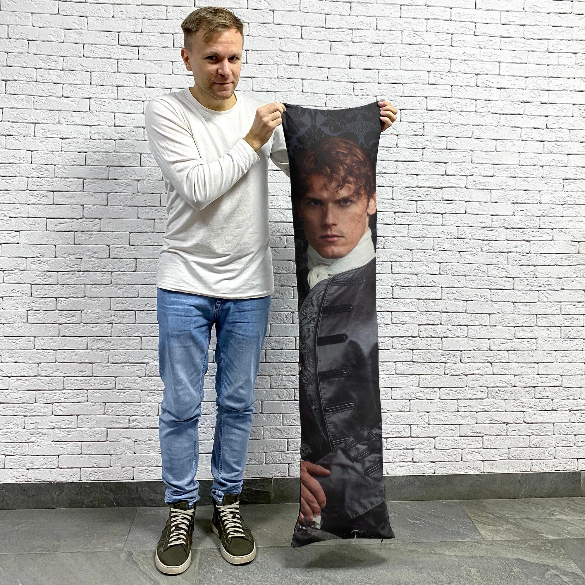 Подушка дакимакура Джейми Фрейзер "Чужестранка" 35x140 см