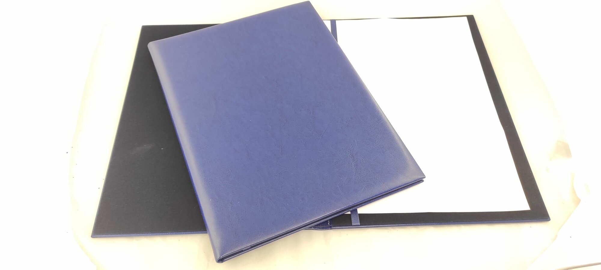 Адресная папка, формат А4, кожа искусственная, синяя. Внутри папки - искуственный бархат