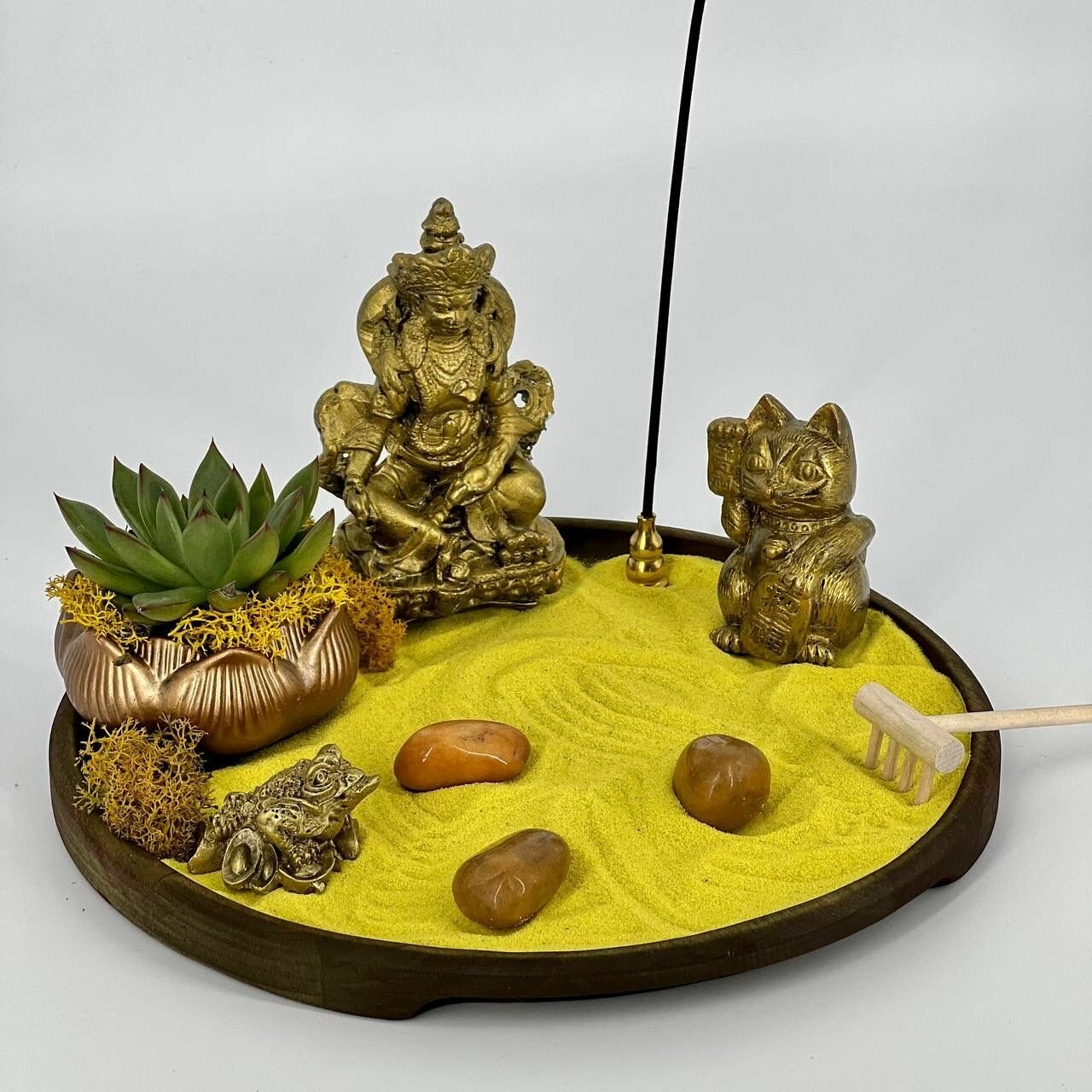 Дзен сад для медитации со статуэтками Кубера бог богатства, кот Манеки Неко, денежная жаба и кашпо с суккулентом