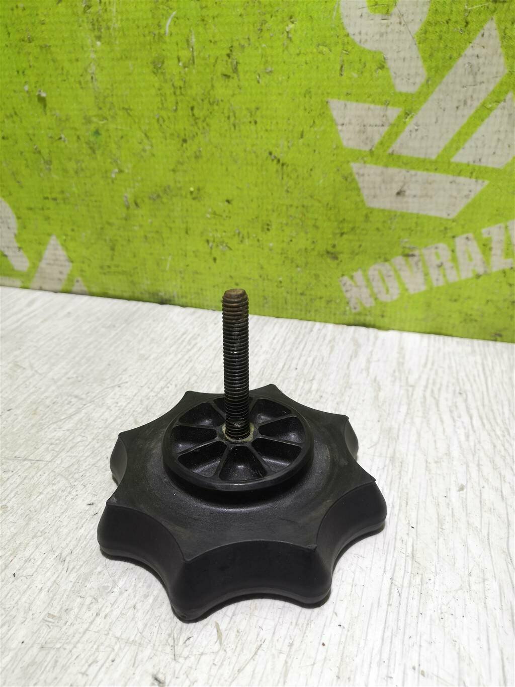 Болт крепления запасного колеса Seat Ibiza 4 2002-2008