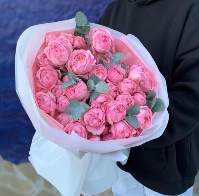 Букет живых цветов, пионовидная роза NURA FLOWERS, 7 роз, высота 40 см, на стеблях, с эвкалиптовыми ветвями