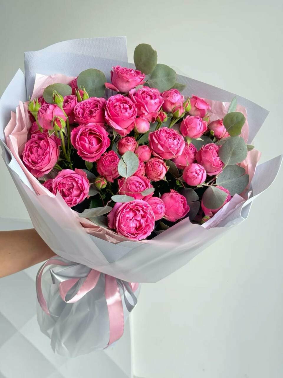 Букет из розовых кустовых роз и эвкалипта в стильной упаковке