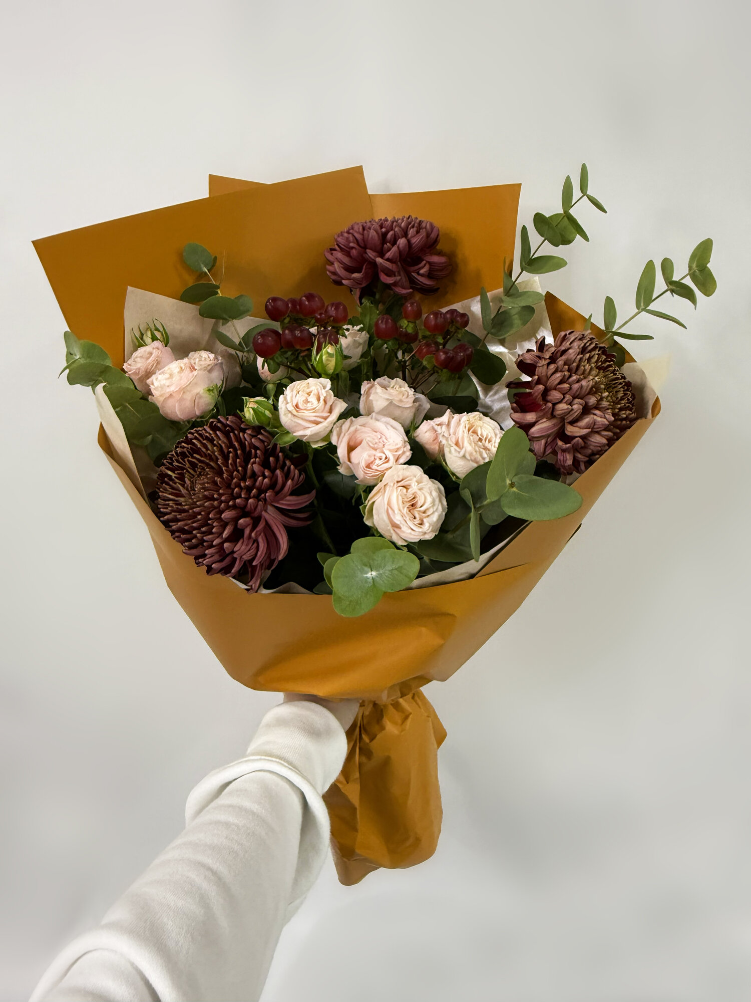 Букет «Brown» из хризантем Бигуди и кустовых роз в подарочной упаковке
