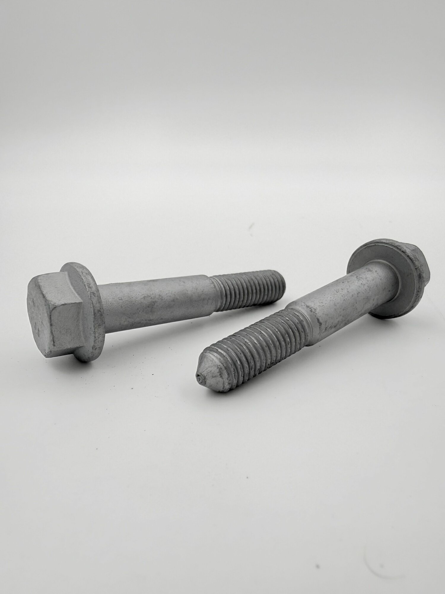 N90983002 Болт VAG М10х61 оригинал новый, шестигранный винт, с буртиком, шаг резьбы 1.5, класс прочности 8.8, OБV