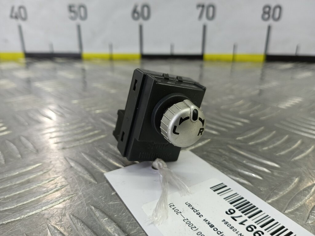 Кнопка регулировки зеркал Б/У для MITSUBISHI COLT Z30 (2002—2012) MN108084