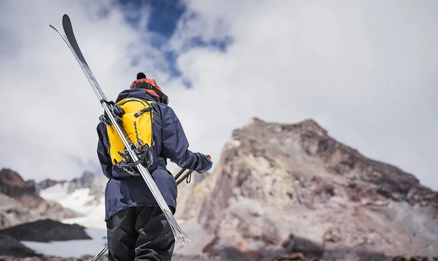 Dakine Heli Pack 12L желтый горнолыжный сноубордический рюкзак для коротких скитуров и катания на курорте. — фото 1