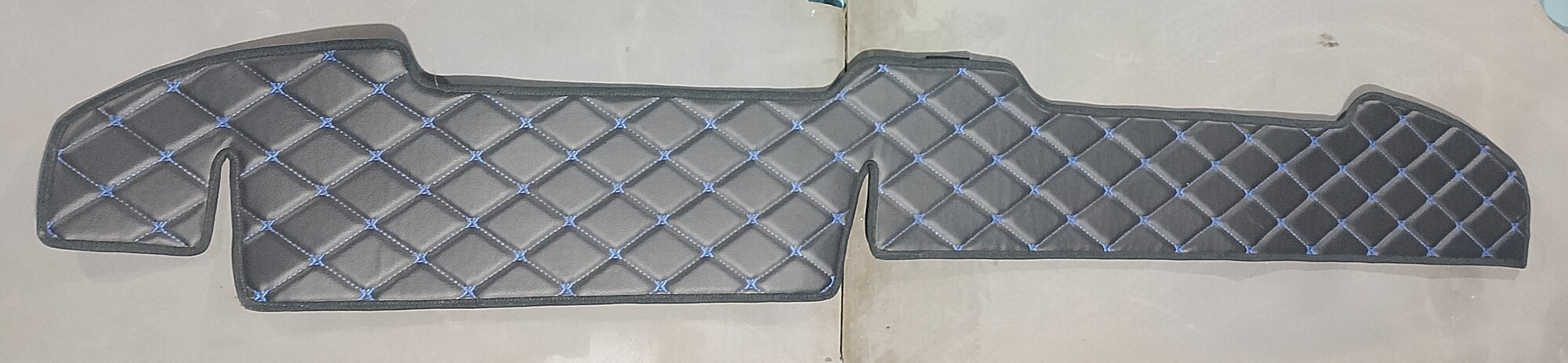 Накладка на панель Ваз 2105 из стеганной экокожи (чёрная с синей строчкой). Б/У