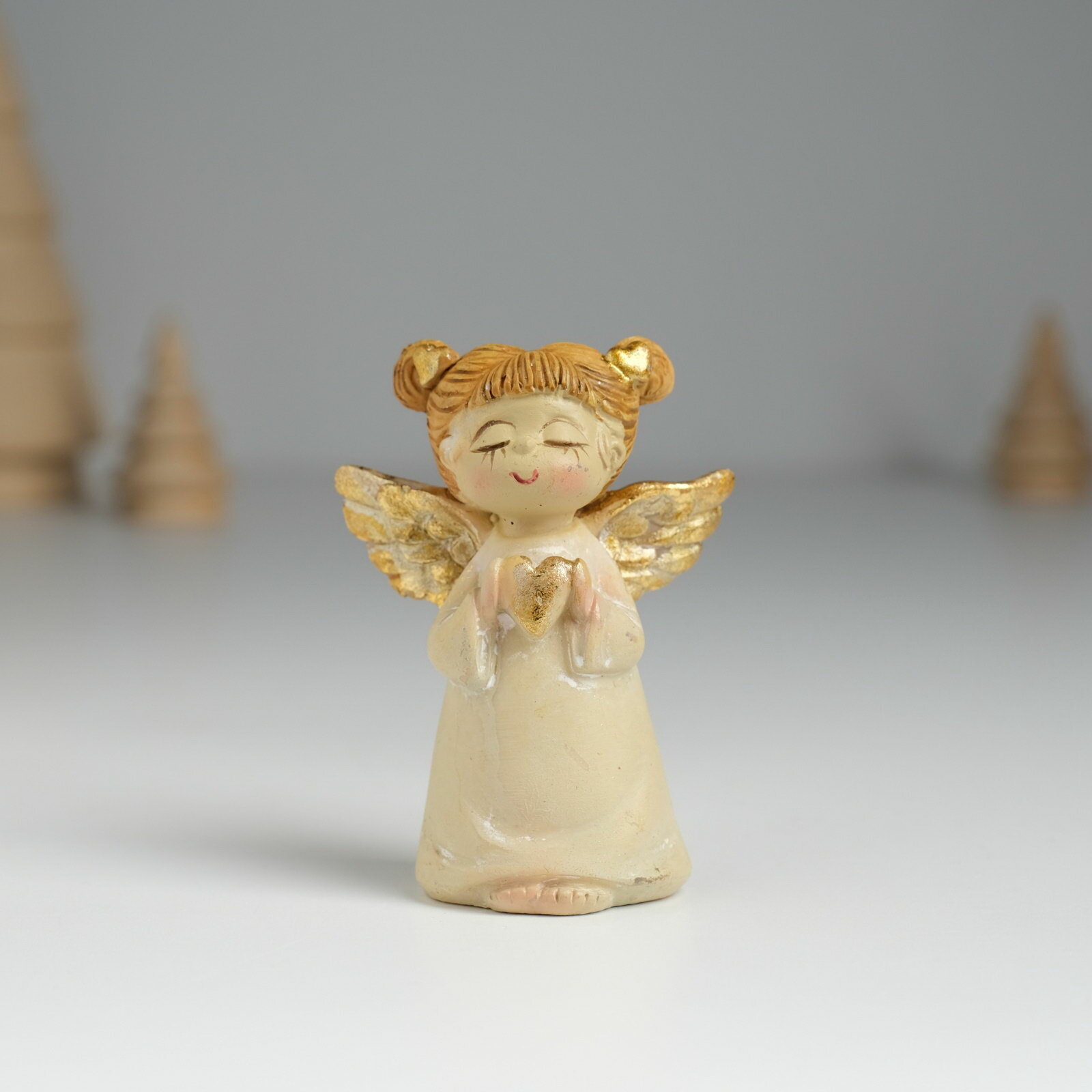 Сувенир полистоун "Ангелочек в бежевой сорочке с сердечком" 4.8х2.8х6.5 см