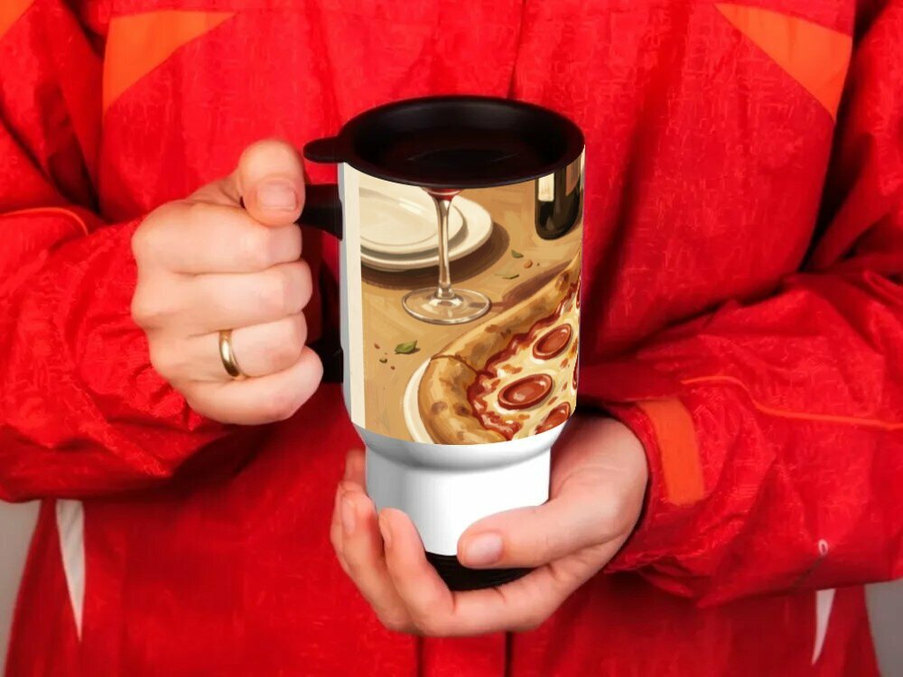 Тремокружка для авто с принтом "Пёс у стола с пиццей. Уютная сцена с золотистым ретривером за накрытым столом, тарелка с расплавленной пиццей, бокал красного вина и бутылка." 0.5 л.