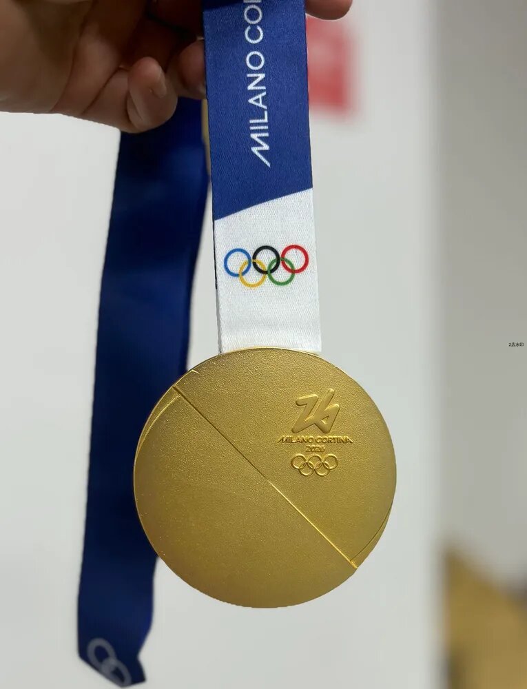 Сувенирная медаль Зимних Олимпиад 2026 Милан-Кортине, желтая золотистая версия, сплав 80мм, с атлетической лентой
