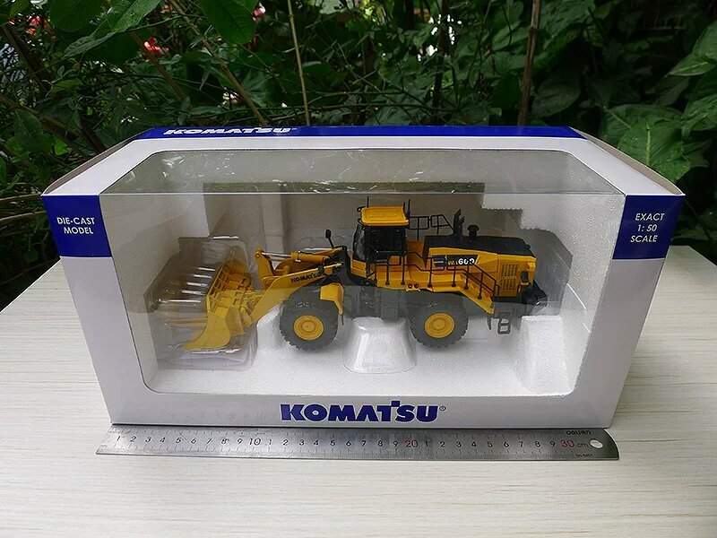 Модель Komatsu WA600-8 Stone Handler в масштабе 1:50, желтый цвет, оригинальная упаковка для строительной техники