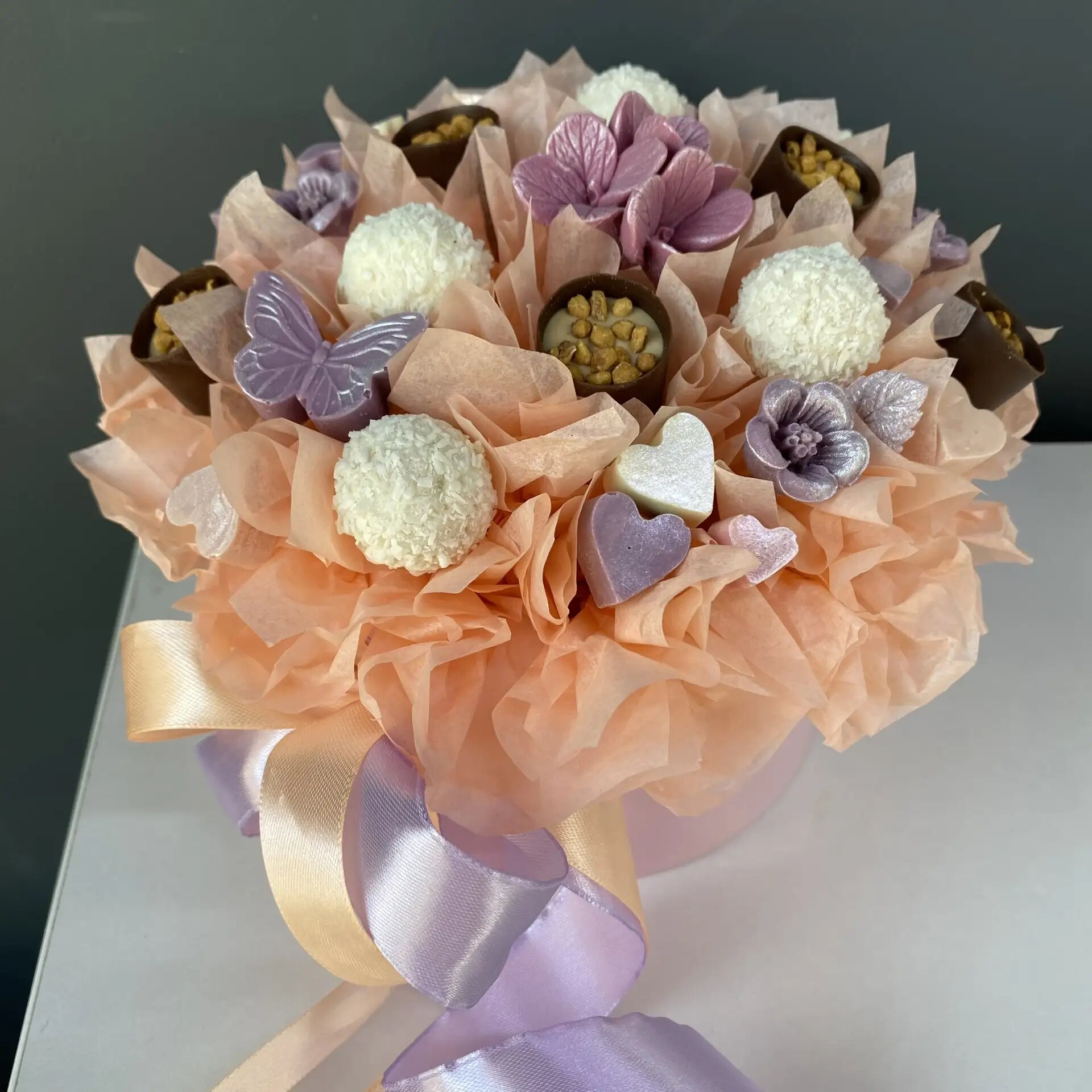 Композиция из шоколадных цветов, сердечек и шоколадных конфет Комильфо и Рафаэлло