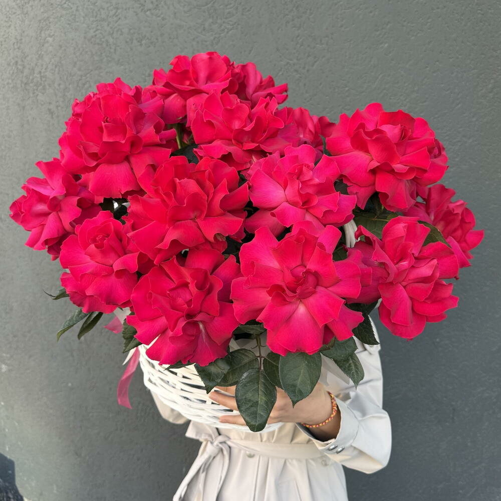 Корзина с цветами Цветочный на Пресне "Элитные французские розы", 25 цветов, высота 50 см