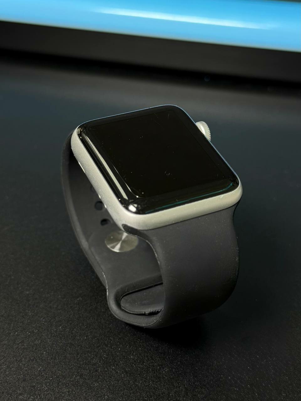 Умные часы Apple Watch 3 42 мм, алюминий, белые, силиконовый чёрный ремешок