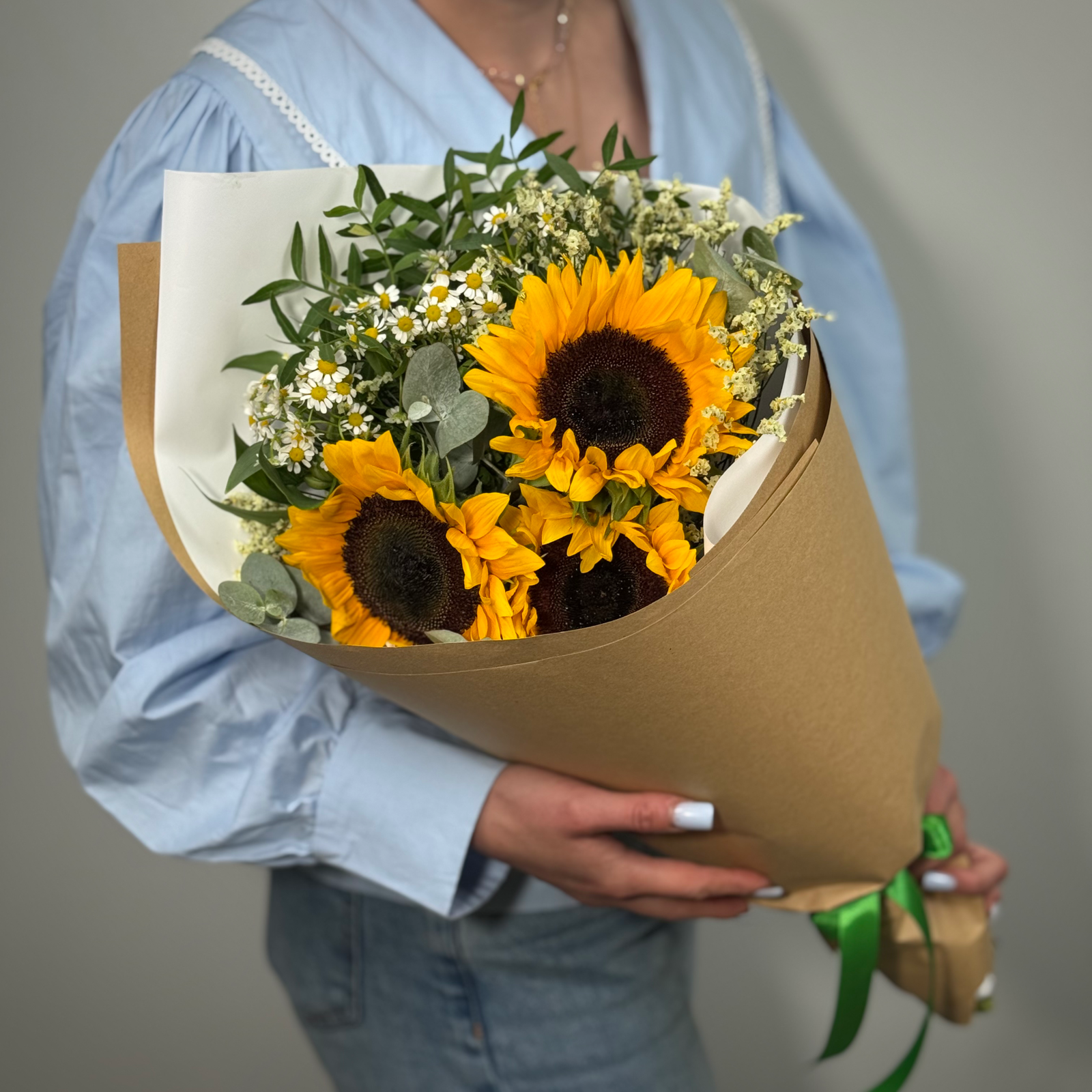 Букет из подсолнухов и ромашек "Лето в поле" в стильной упаковке. «365 Поводов» - живые цветы с доставкой
