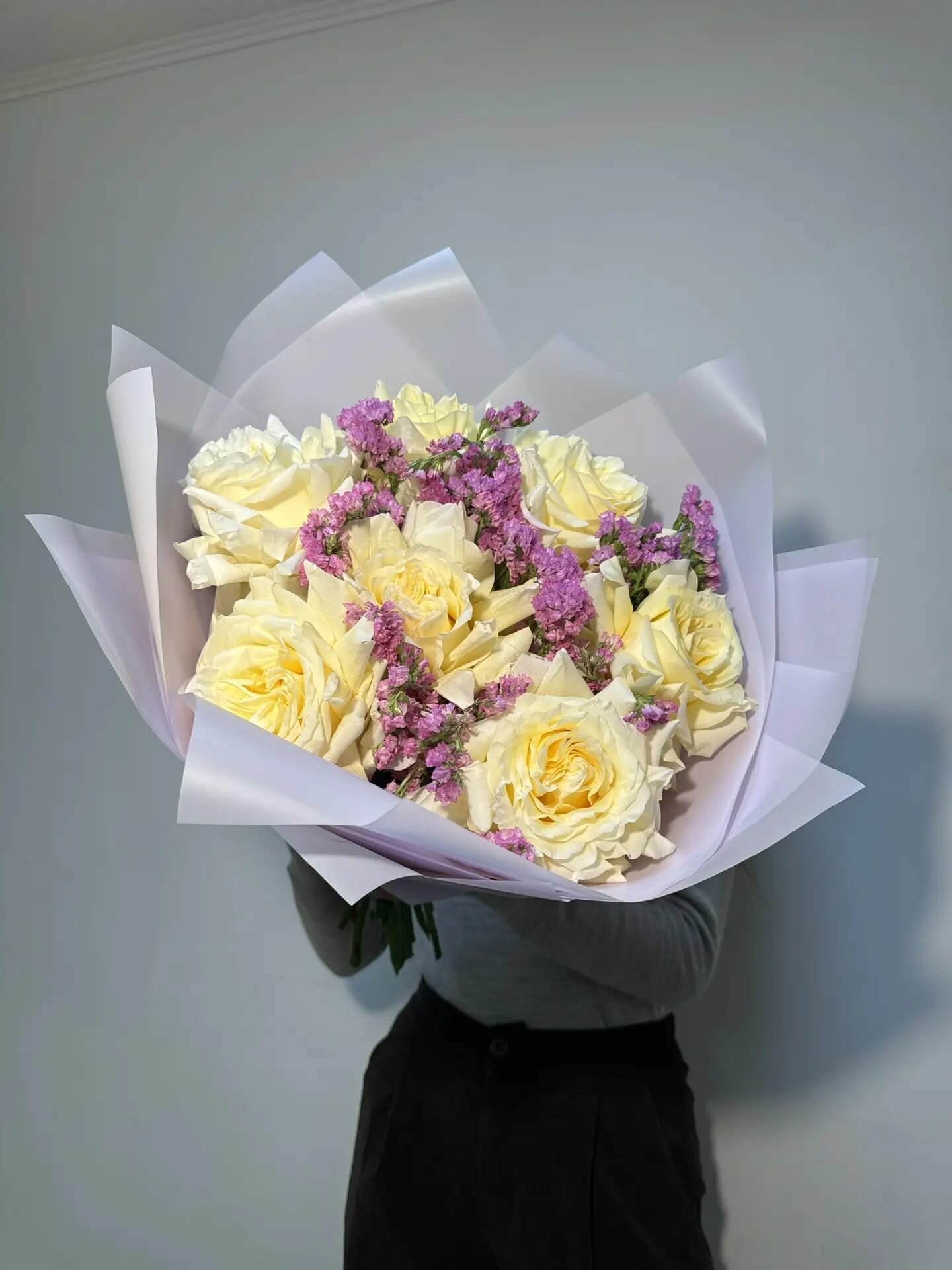 Живые цветы с доставкой, букет от Joy Flowers из 7 роз Канделайт и статицы