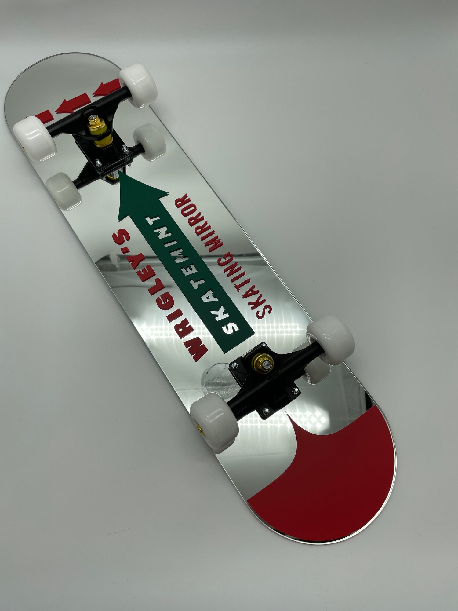 Зеркало интерьерное в форме скейтборда, графика WRIGLEY's skatemint, длина 80 см, бренд Zrcatko