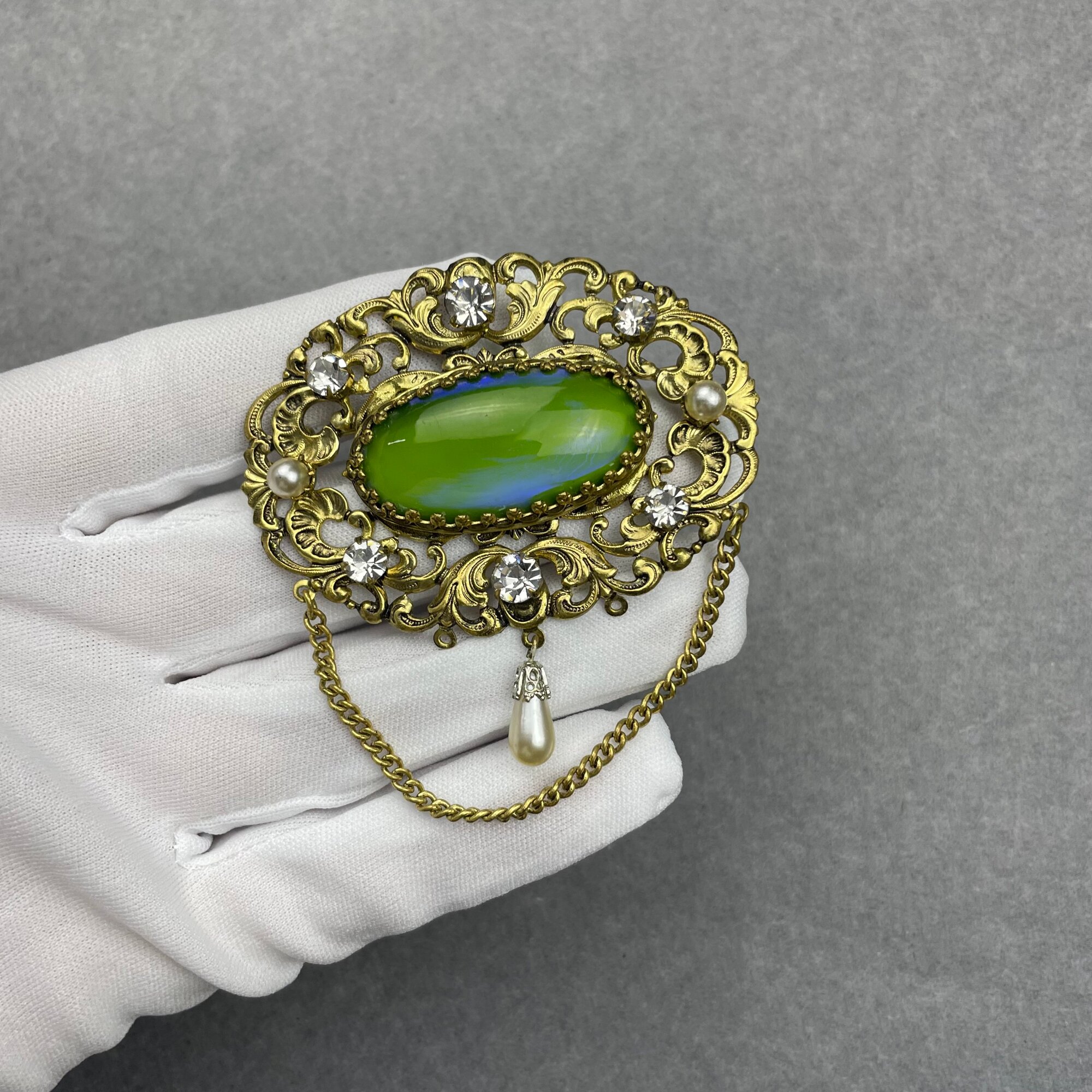 Брошь с редким камнем винтаж