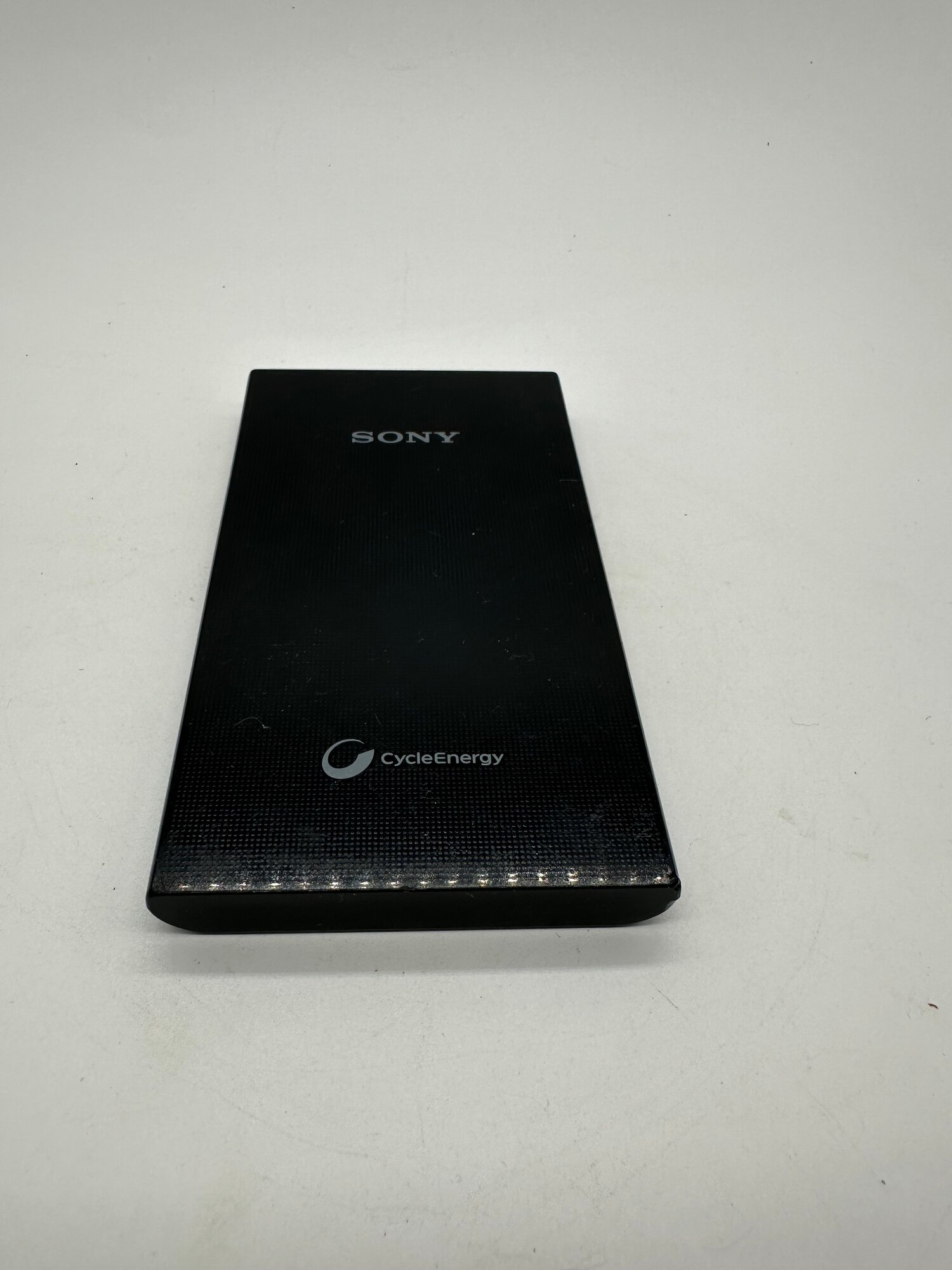 Портативный аккумулятор 10000 mAh SONY CP-V10 (1xUSB, 1.5A, Li-pol, черный) винтажный