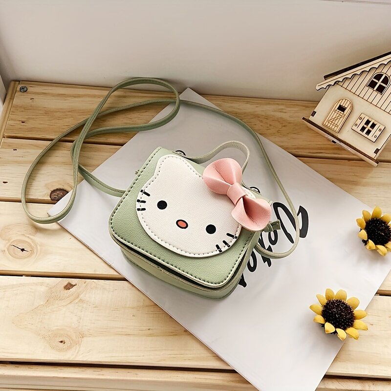 Мини-рюкзак Sanrio Hello Kitty – милая сумка-кроссбоди с изображением Hello Kitty и фирменным логотипом, сумочка с регулируемым ремешком, застежкой на кнопку, подлежит ручной стирке и является аксессуаром.