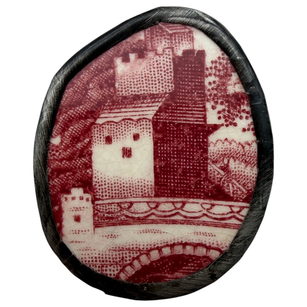Брошь "Рустикана Замок", 3*4 см, фарфор, бижутерный сплав, автор Сизова Анна, 2025-2026 гг