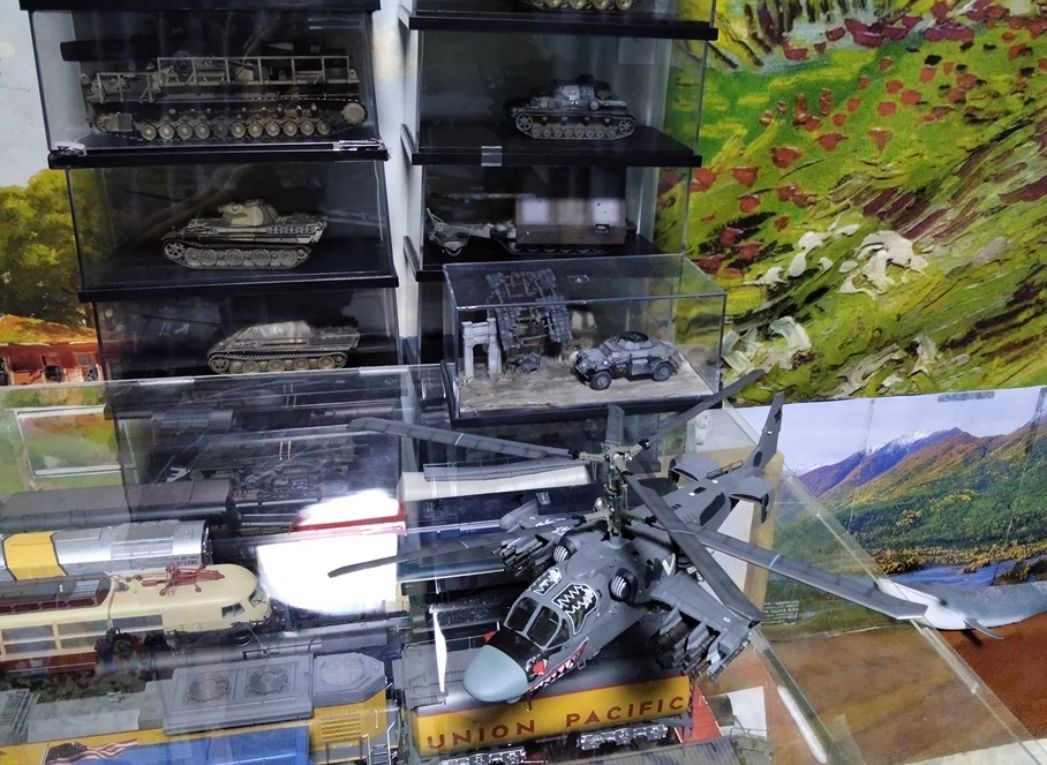 Готовая модель ударного вертолёта Ка-52 Аллигатор с ливреей Акулья пасть, период СВО, весна 2022 г, масштаб 1:72, T-MODEL
