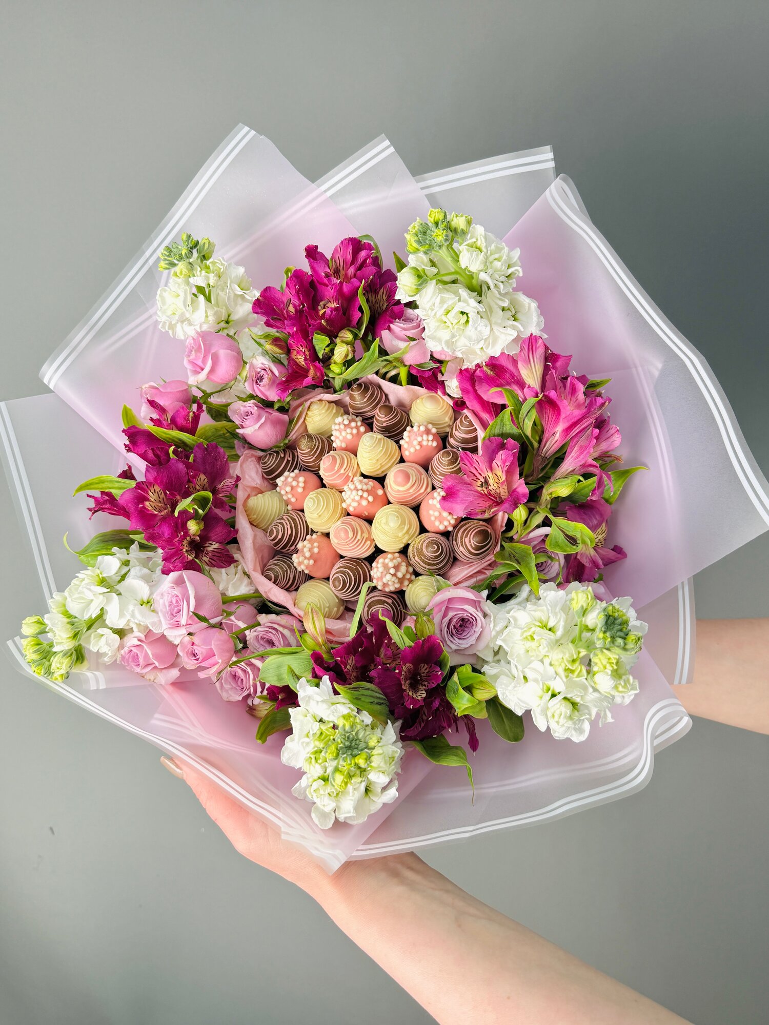 Букет из клубники в белом и молочном шоколаде с матиоллой, альстромерией и розой «Тоскана», для любимой девушки, мамы, коллеги, сестры, подруги, 30-35 шт